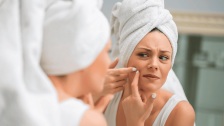 Bouton sur le visage : signification et traitement